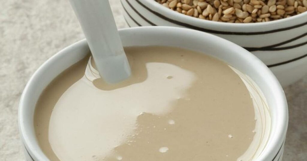 طريقة عمل الطحينة بالسمسم والدقيق